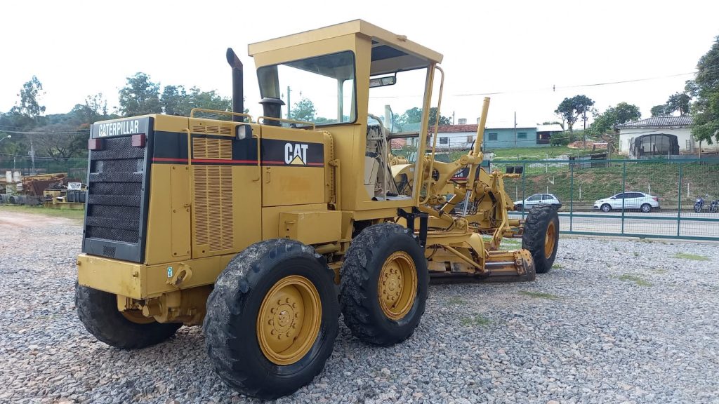 Caterpillar 120H, ano 2000, equipada com escarificador e semi cab ...